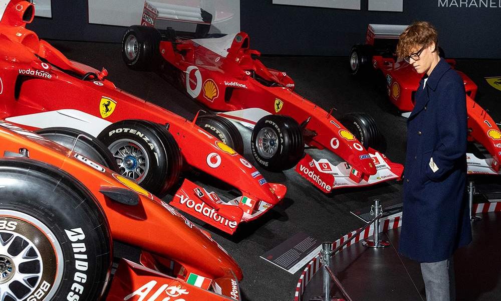 Sinner fa visita alla Ferrari e si mette al volante: “Ho sempre avuto ...